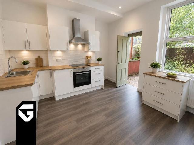 5 bedroom end of terrace house to rent