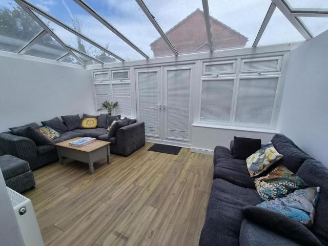 5 bedroom end of terrace house to rent