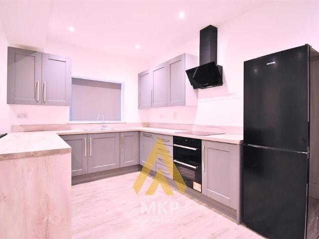 5 bedroom end of terrace house to rent