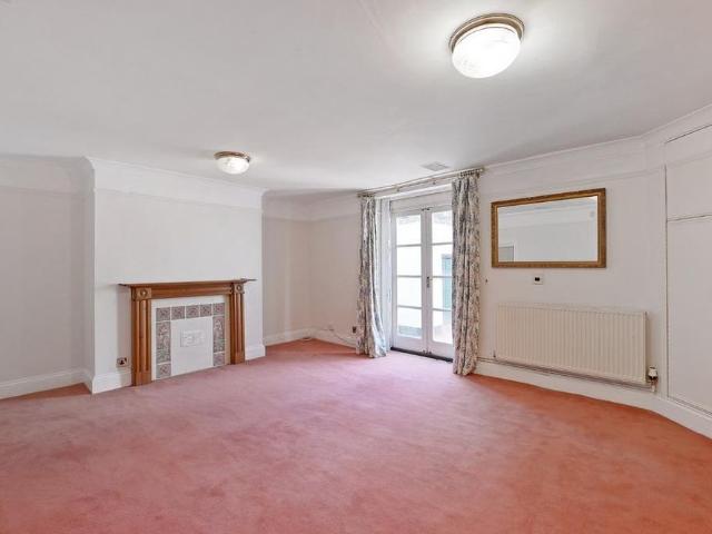 5 bedroom end of terrace house to rent