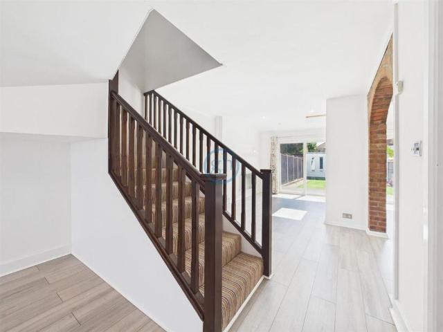 5 bedroom end of terrace house to rent