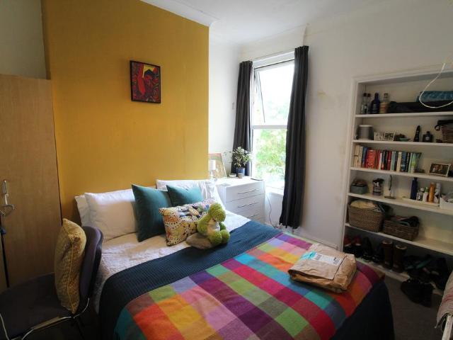 5 bedroom end of terrace house to rent