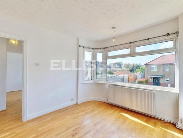 5 bedroom end of terrace house to rent