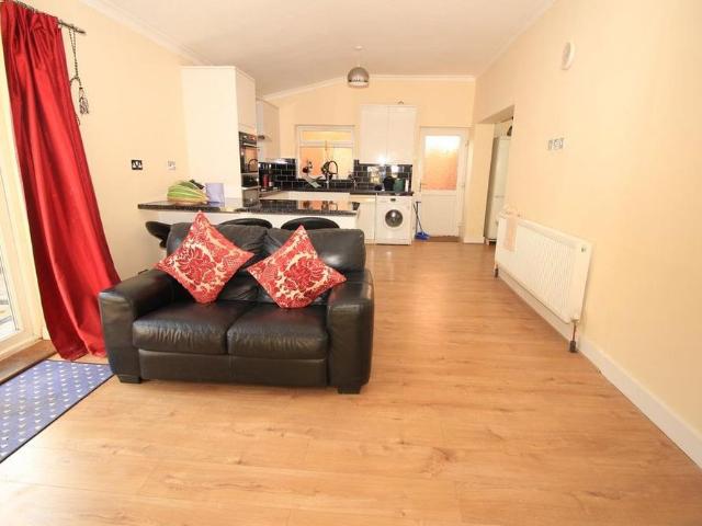 5 bedroom end of terrace house to rent