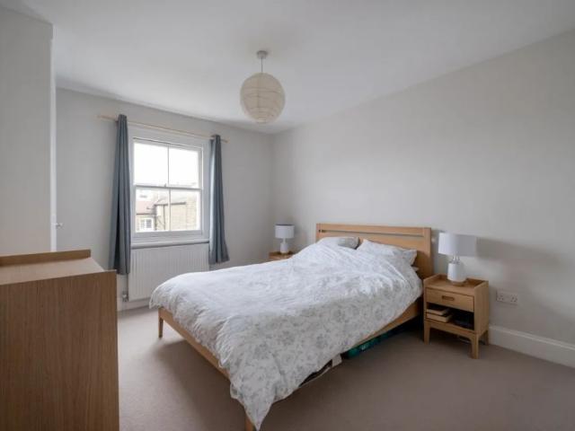 5 bedroom end of terrace house to rent