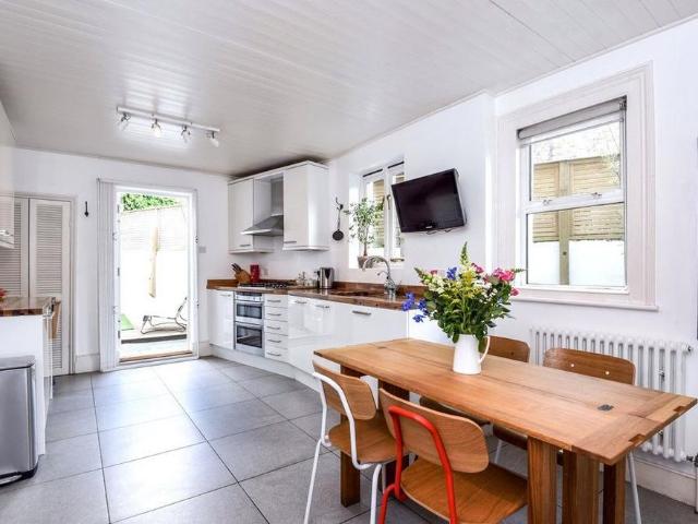 5 bedroom end of terrace house to rent