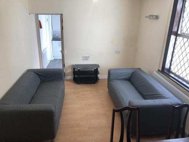 5 bedroom end of terrace house to rent