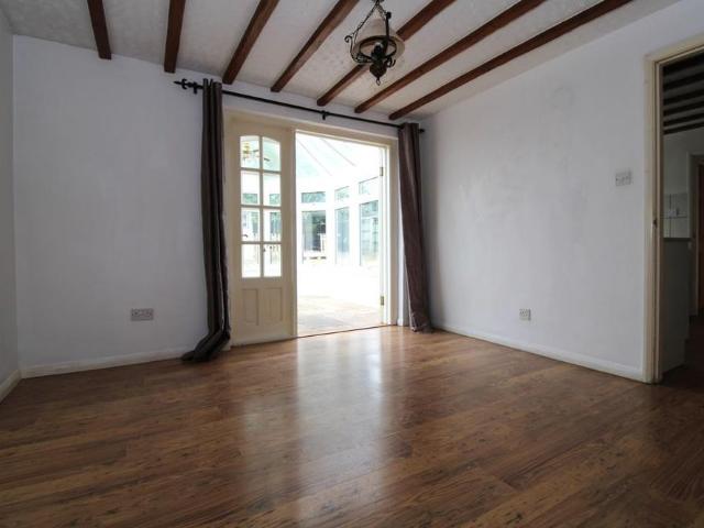 5 bedroom end of terrace house to rent