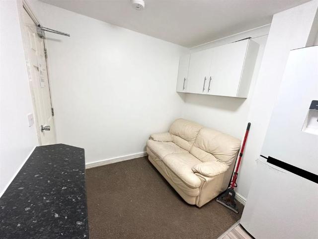 5 bedroom end of terrace house to rent