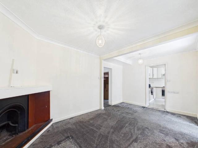 5 bedroom end of terrace house to rent