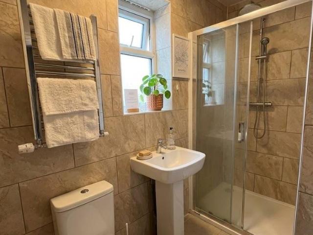 5 bedroom end of terrace house to rent