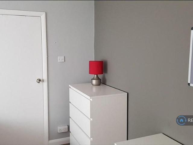 5 bedroom end of terrace house to rent