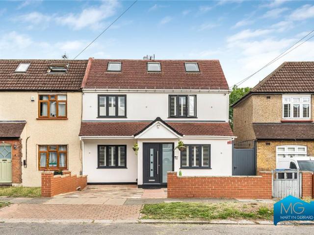 5 bedroom end of terrace house to rent
