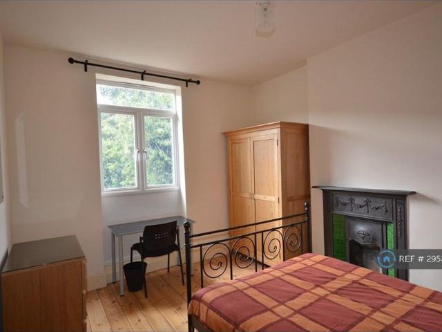 5 bedroom end of terrace house to rent