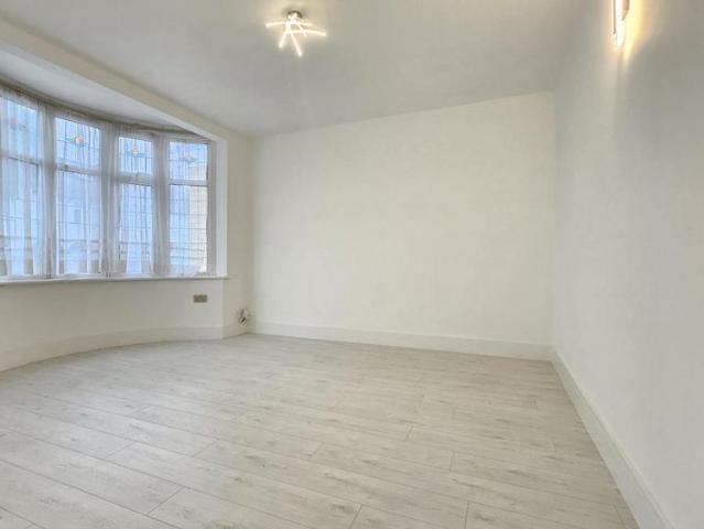 5 bedroom end of terrace house to rent