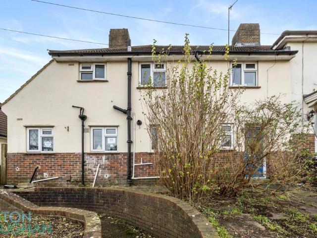 6 bedroom end of terrace house to rent