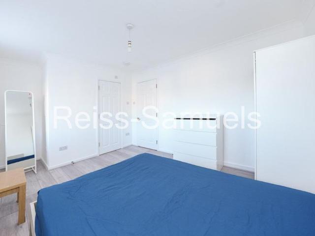 5 bedroom end of terrace house to rent