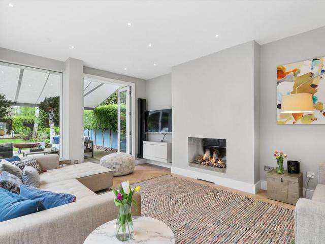 5 bedroom end of terrace house to rent