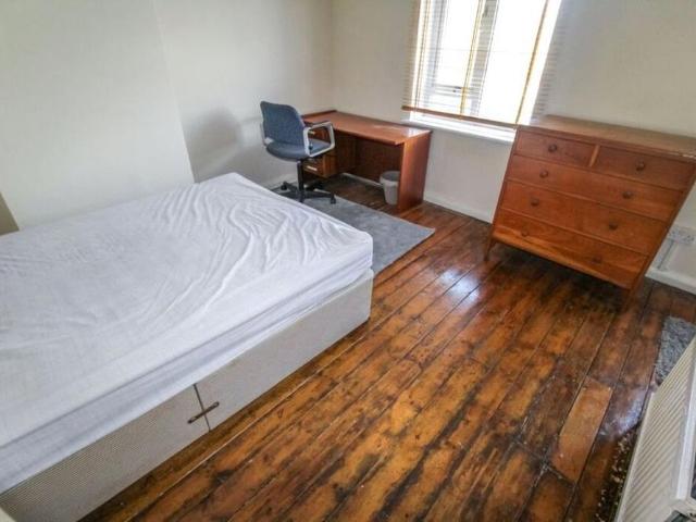 5 bedroom end of terrace house to rent