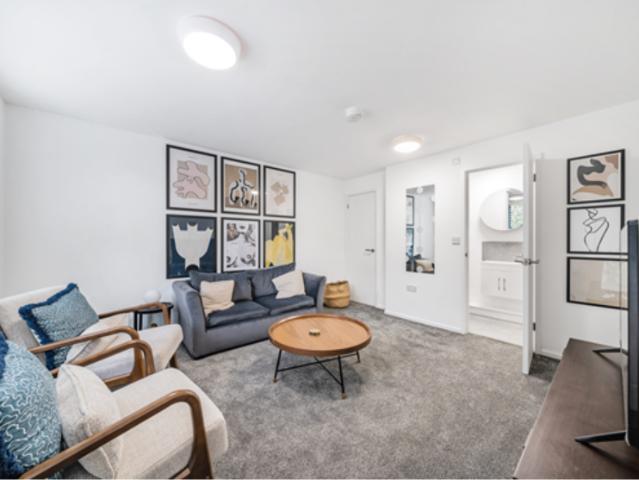 5 bedroom end of terrace house to rent