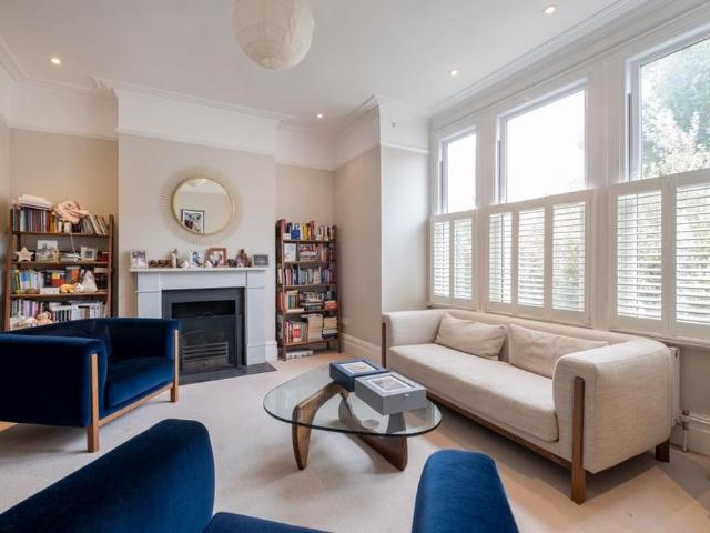 5 bedroom end of terrace house to rent