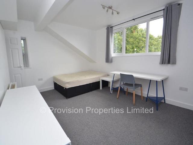 5 bedroom end of terrace house to rent