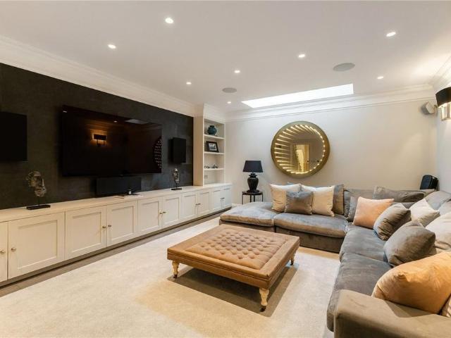 5 bedroom end of terrace house to rent