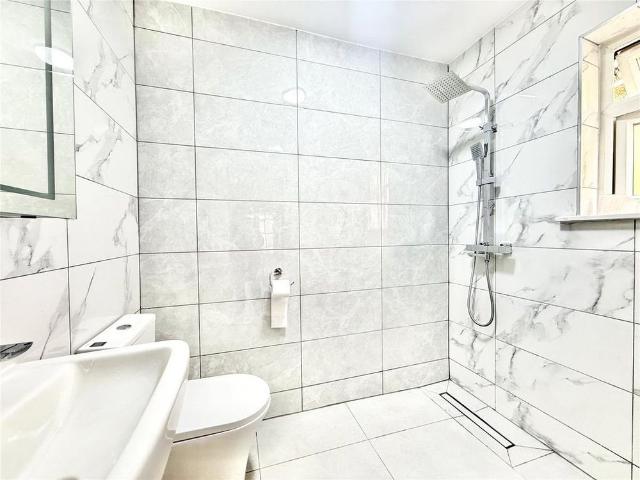 5 bedroom end of terrace house to rent