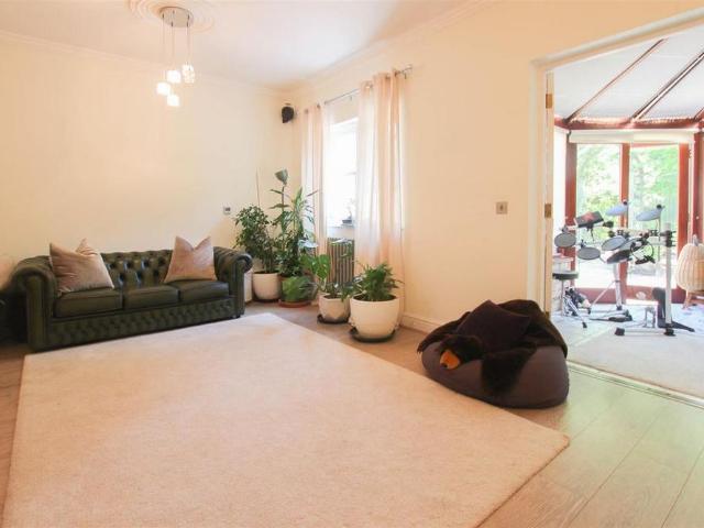 5 bedroom end of terrace house to rent
