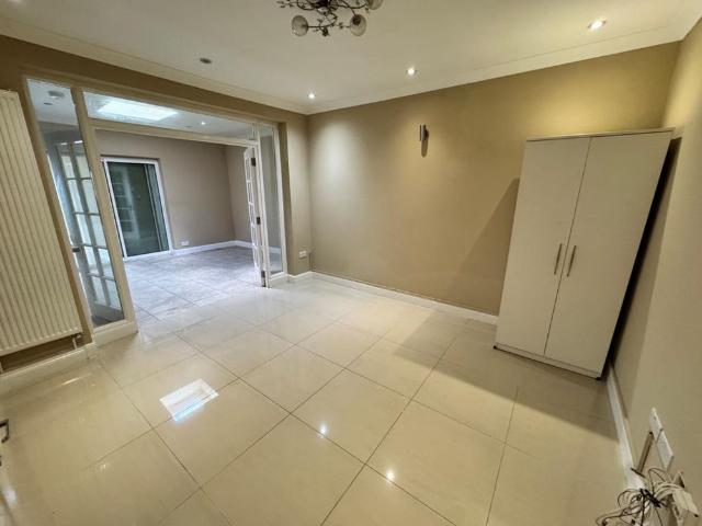 5 bedroom end of terrace house to rent