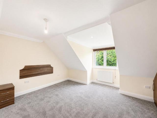 5 bedroom end of terrace house to rent