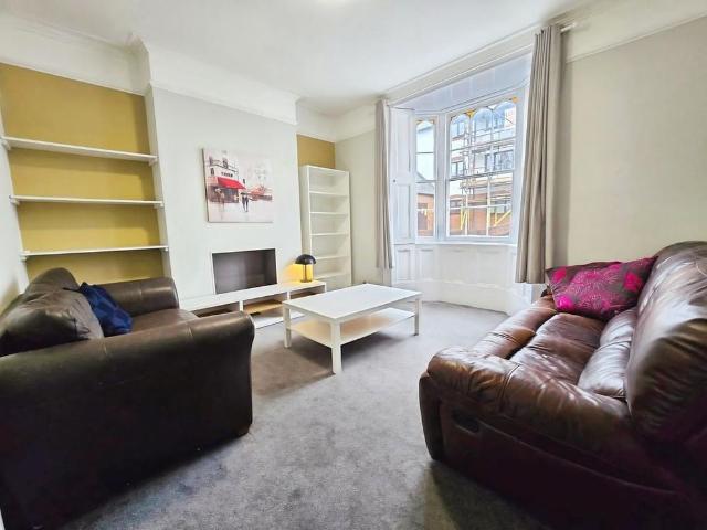 5 bedroom end of terrace house to rent