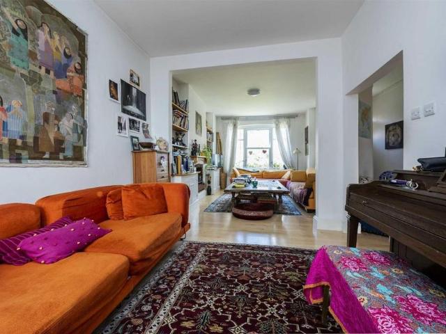 5 bedroom end of terrace house to rent