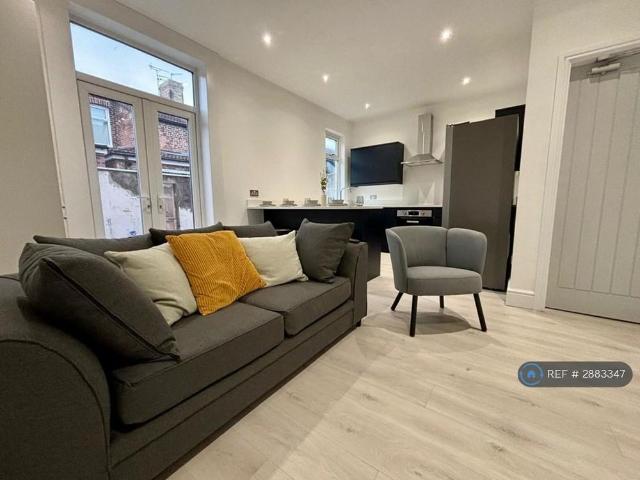 5 bedroom end of terrace house to rent