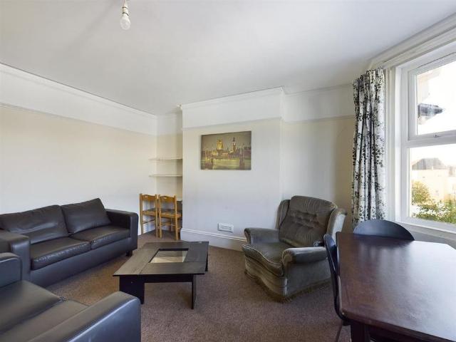 5 bedroom end of terrace house to rent