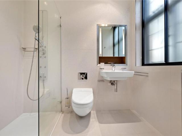 5 bedroom end of terrace house to rent