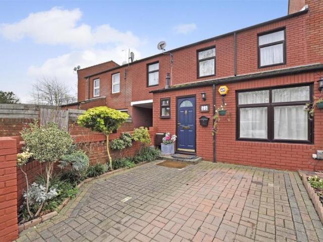 5 bedroom end of terrace house to rent