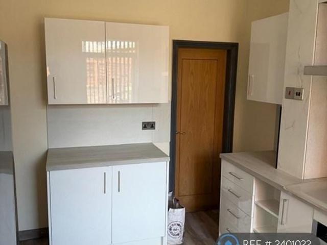 5 bedroom end of terrace house to rent