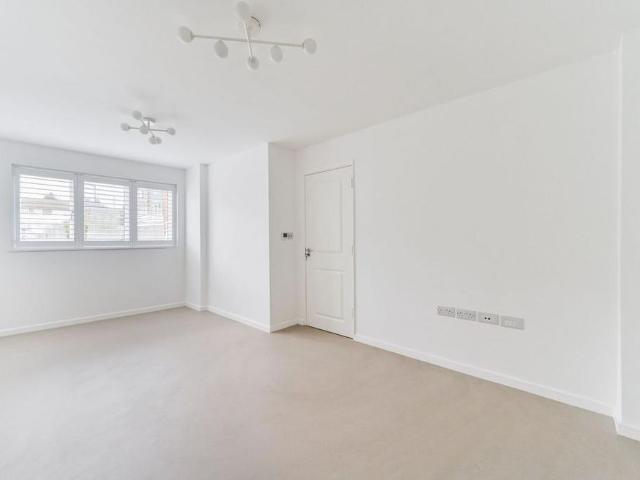 5 bedroom end of terrace house to rent