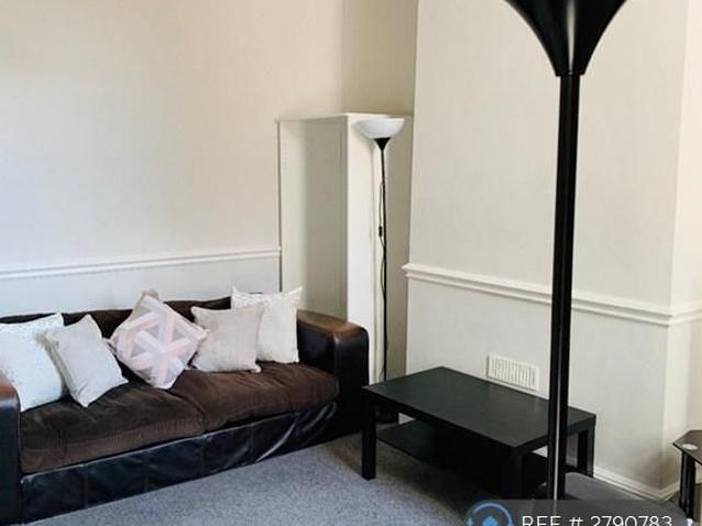 5 bedroom end of terrace house to rent