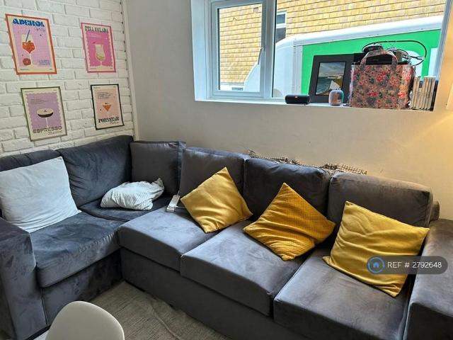 5 bedroom end of terrace house to rent