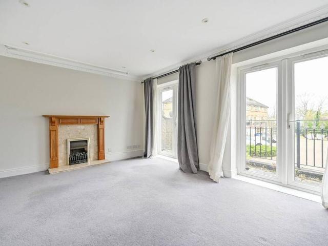 5 bedroom end of terrace house to rent
