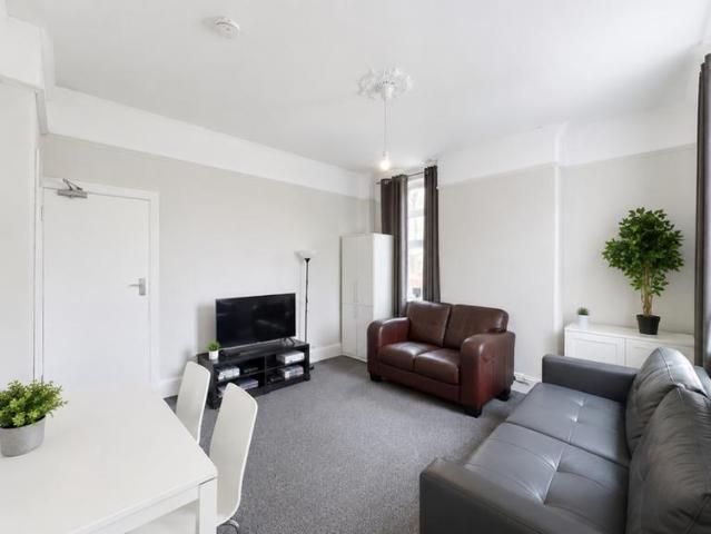 5 bedroom end of terrace house to rent