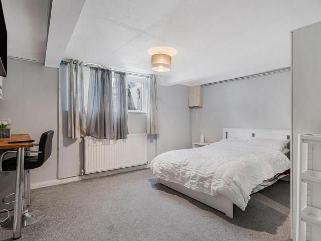 5 bedroom end of terrace house to rent
