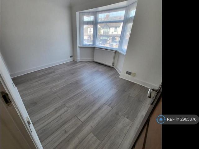 5 bedroom end of terrace house to rent