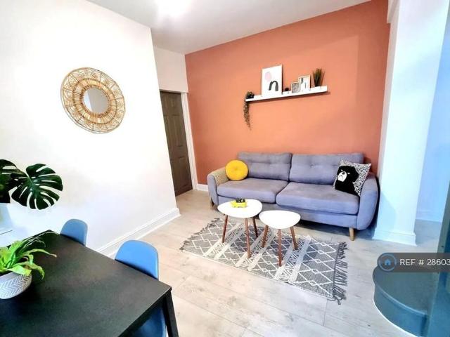 5 bedroom end of terrace house to rent