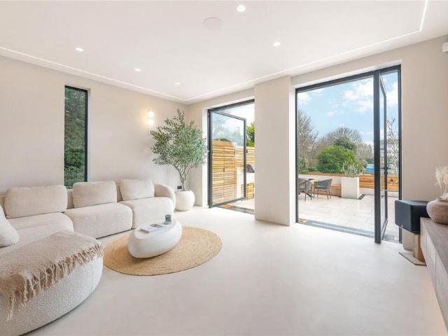 5 bedroom end of terrace house to rent
