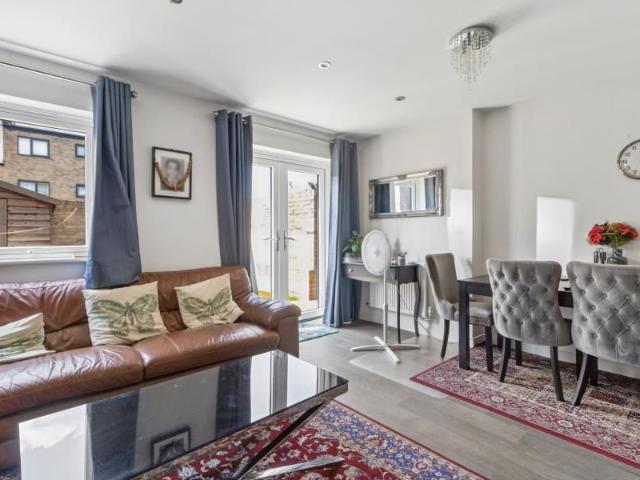 5 bedroom end of terrace house to rent