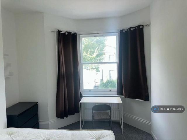 5 bedroom end of terrace house to rent