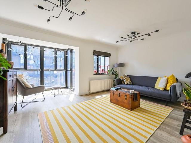 5 bedroom end of terrace house to rent